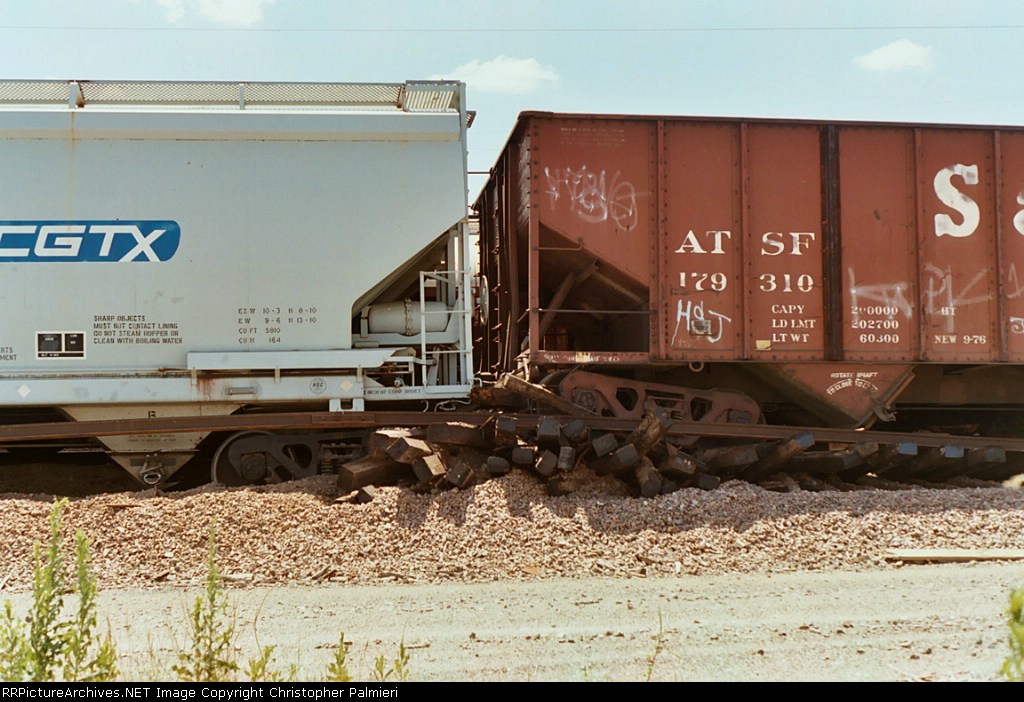 CGLX 10338 and ATSF 179310 Derailed